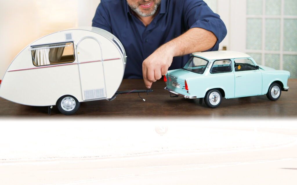 Építsd meg a legendás Trabant 601-t Würdig 301 lakókocsival!