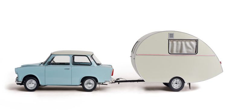 Építsd meg a legendás Trabant 601-t Würdig 301 lakókocsival!